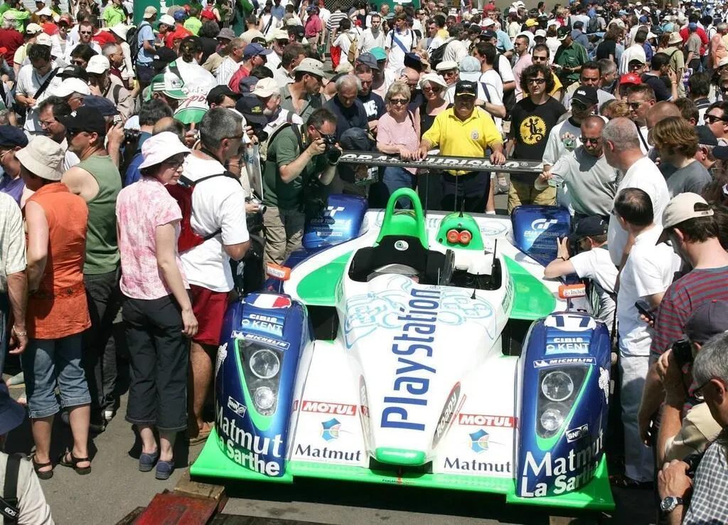Le Mans Classic. Henri Pescarolo au volant d’une voiture Pescarolo avec ...