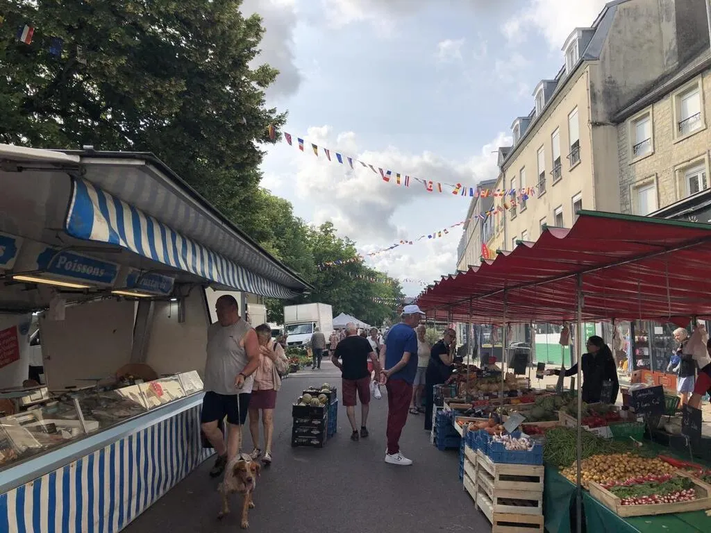 Hommage aux héros. À Carentan, « on comptait dessus pour avoir du monde ...