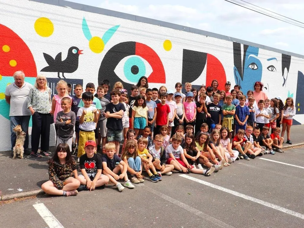 À l’école de Saint-Nicolas-du-Pélem, une fresque rend hommage à Léa ...