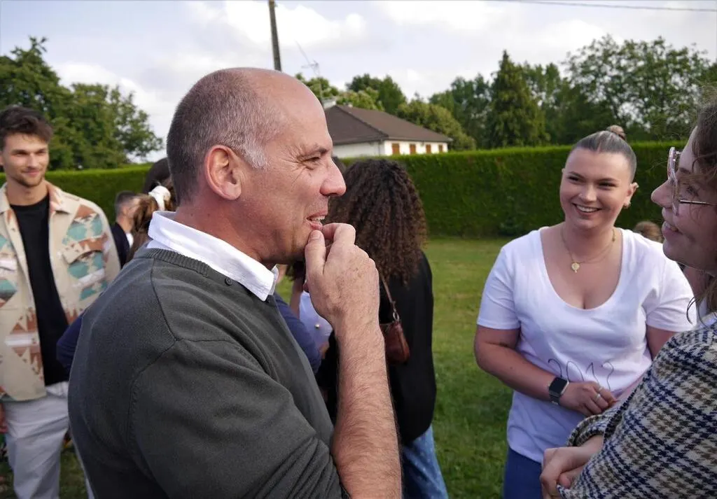 Dans ce village de l’Orne, 300 personnes acclament le directeur de l ...