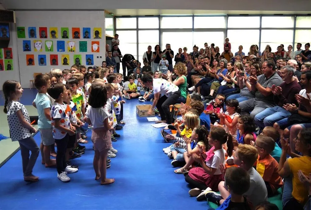 Dans ce village de l’Orne, 300 personnes acclament le directeur de l ...