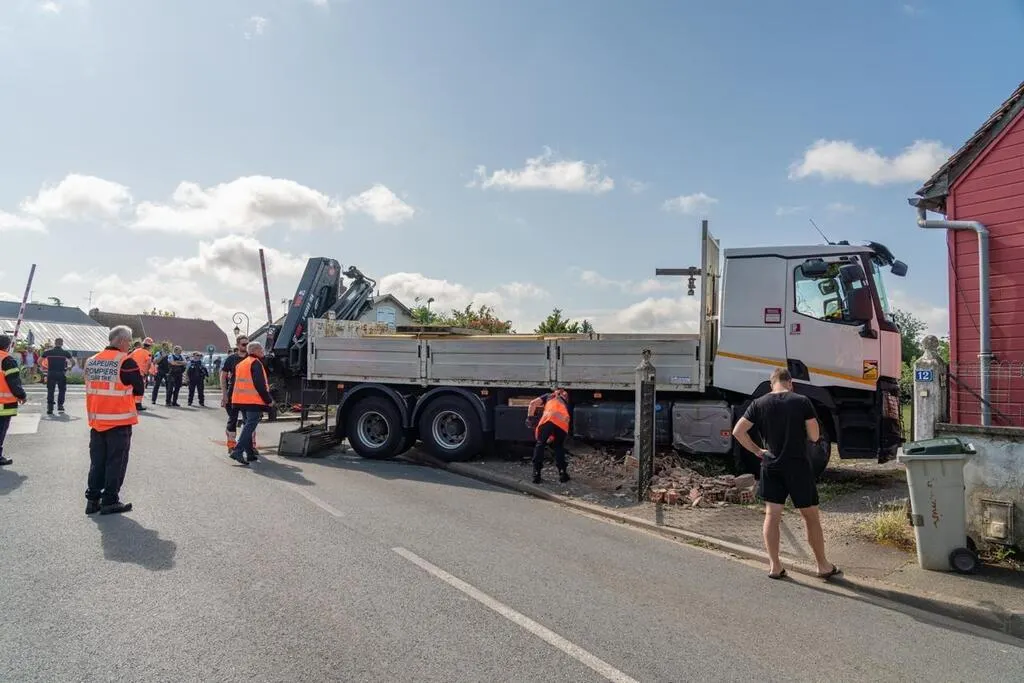 Collision entre un train et un poids lourd : On a frôlé la catastrophe à La Guierche - Le Mans ...