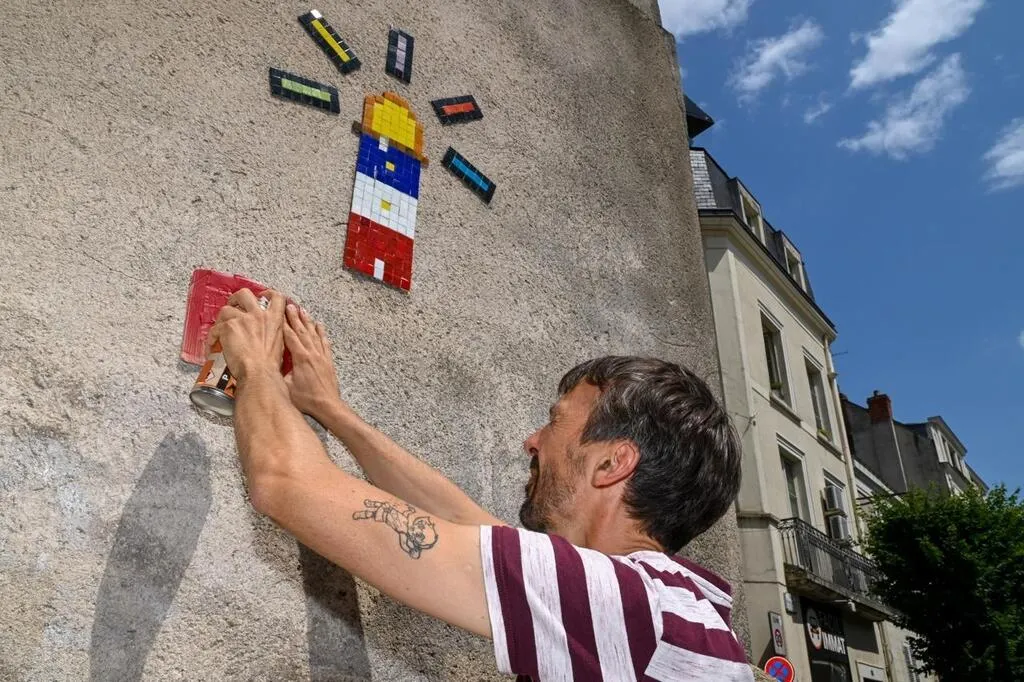 PORTRAIT. Street-art : les facéties mosaïques de Waldo à Angers ...