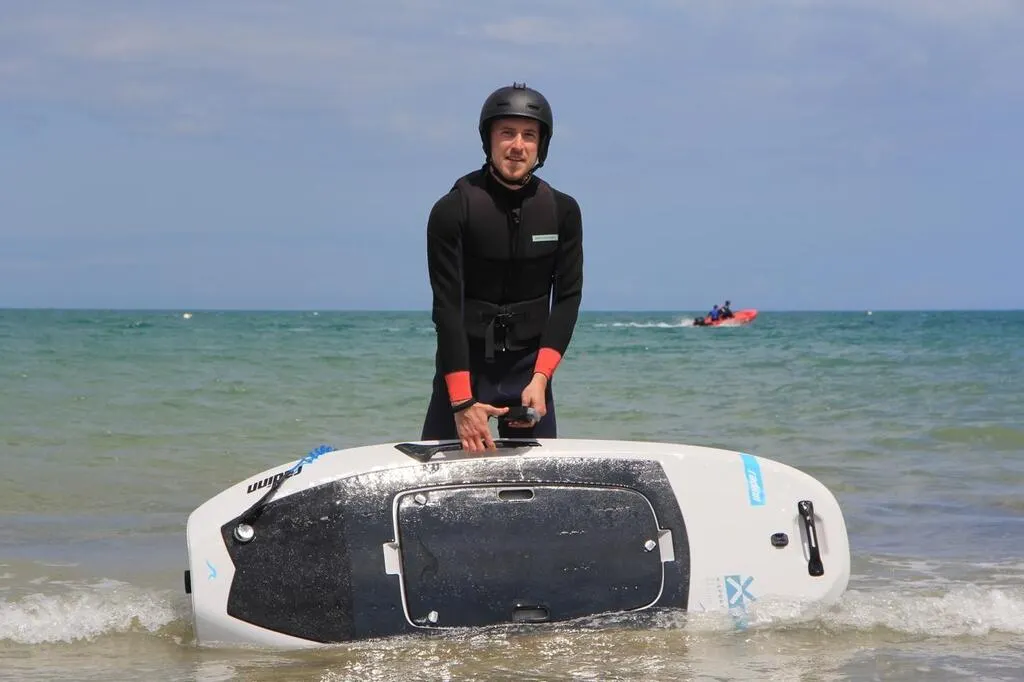 Cet été, il propose de tester le surf électrique en baie de Saint ...