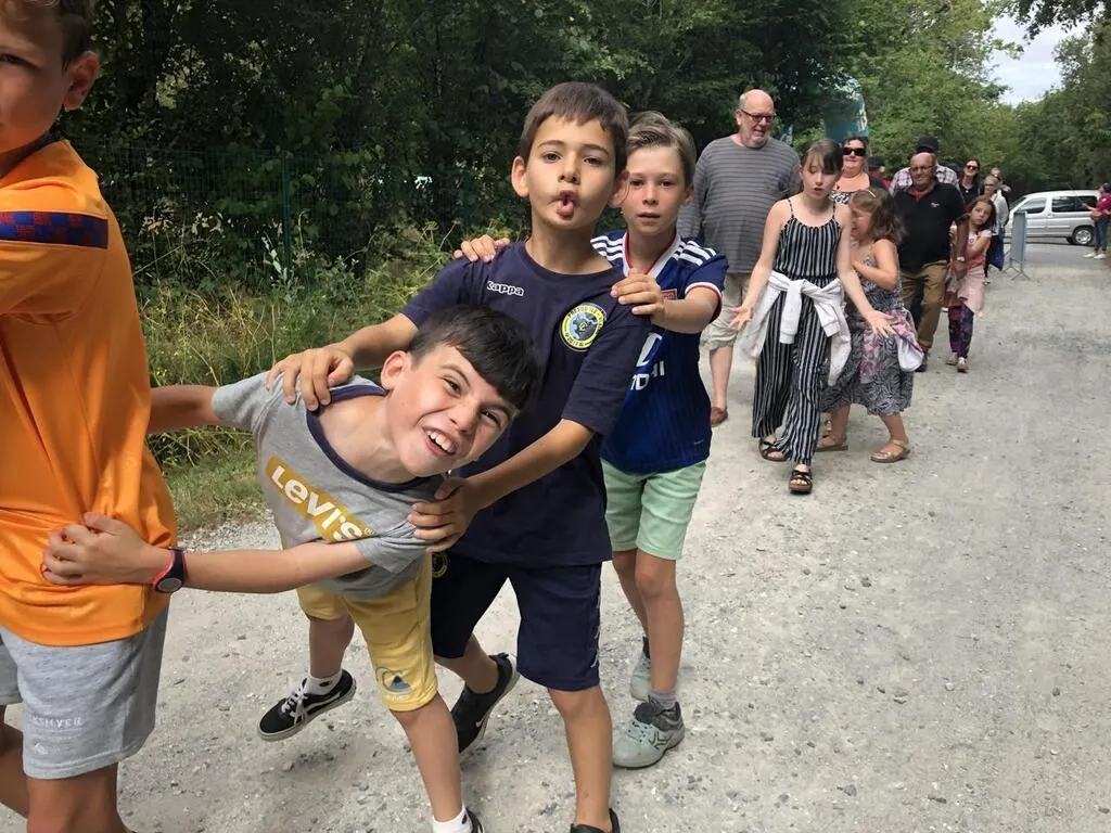 VIDÉO. 1 670 personnes réunies pour la plus grande queue leu leu du ...