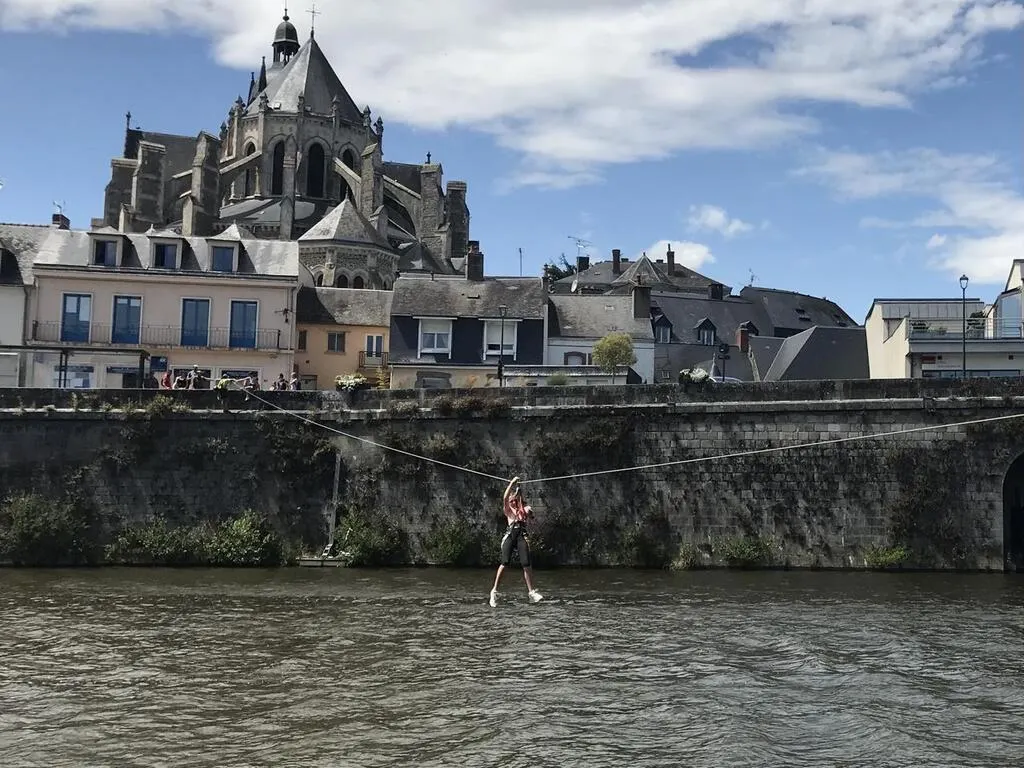 Trail urbain, tyrolienne ou bateaux dandy : à Mayenne, des activités ...
