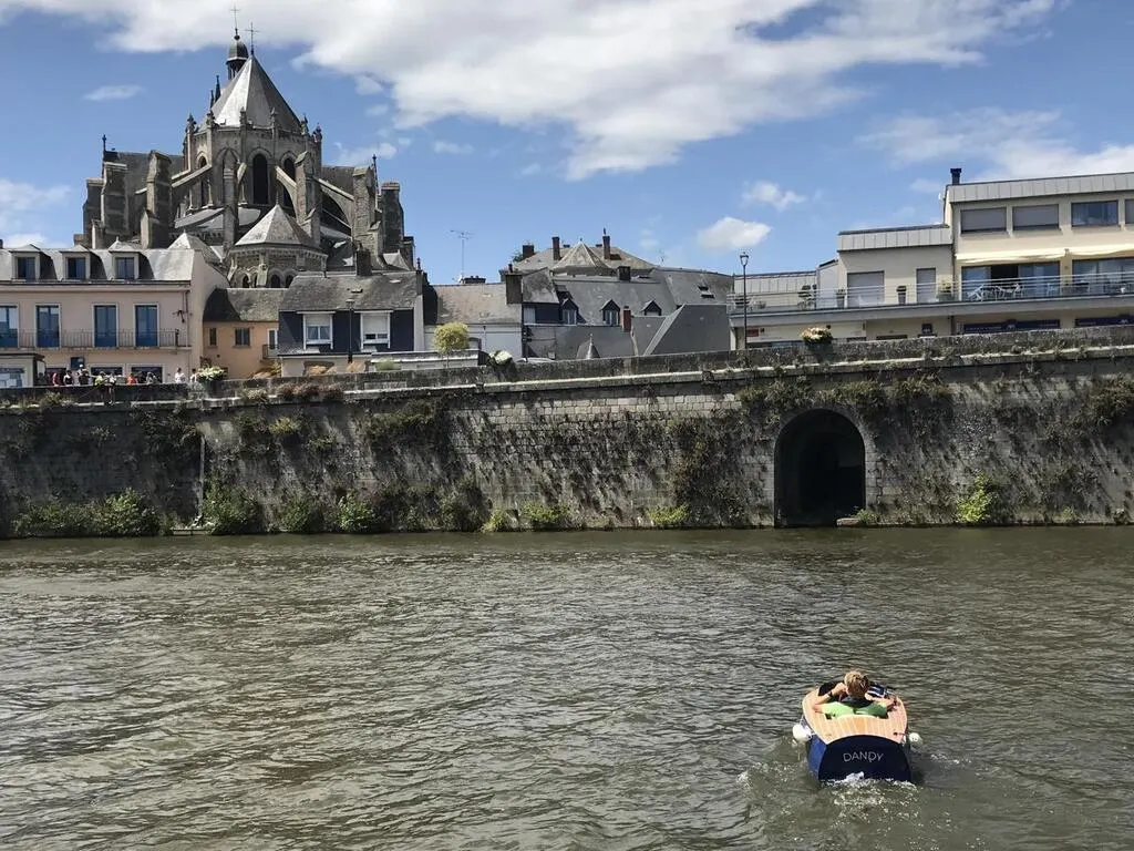 Trail urbain, tyrolienne ou bateaux dandy : à Mayenne, des activités ...