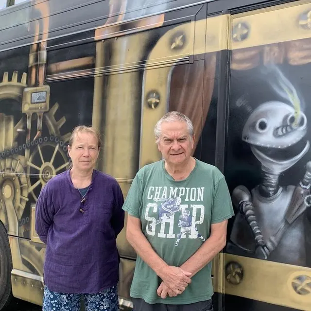 Avec leur bus, ils apportent la culture dans les villages du Grand ...