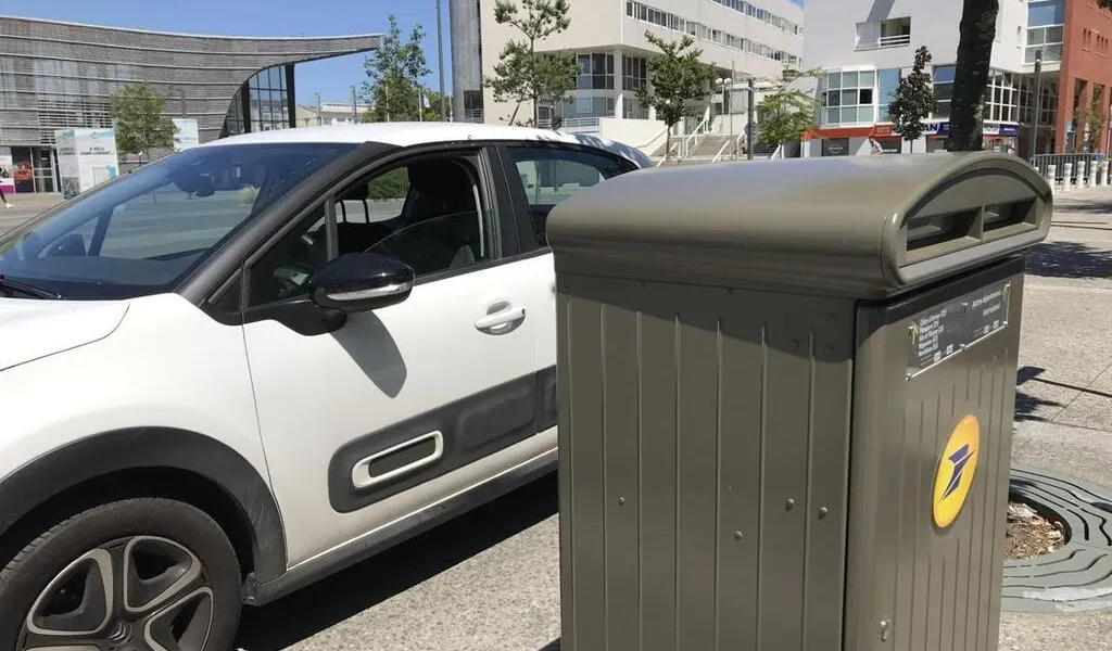 La Poste à Lorient. Une nouvelle boîte aux lettres au dépose minute de ...