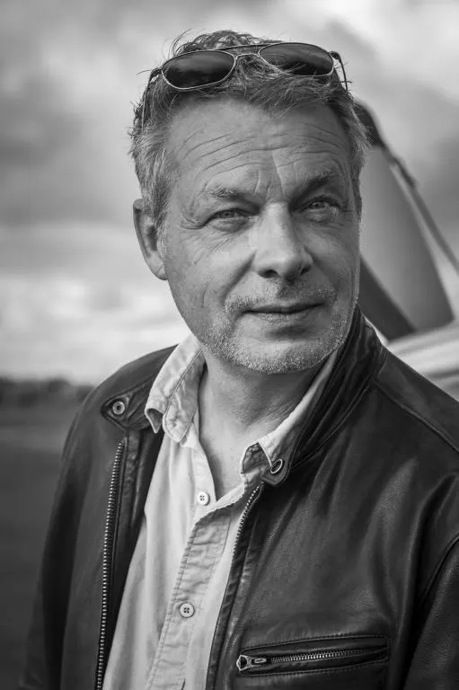 Dinard. Un photographe aviateur en dédicace à Nouvelles Impressions ...