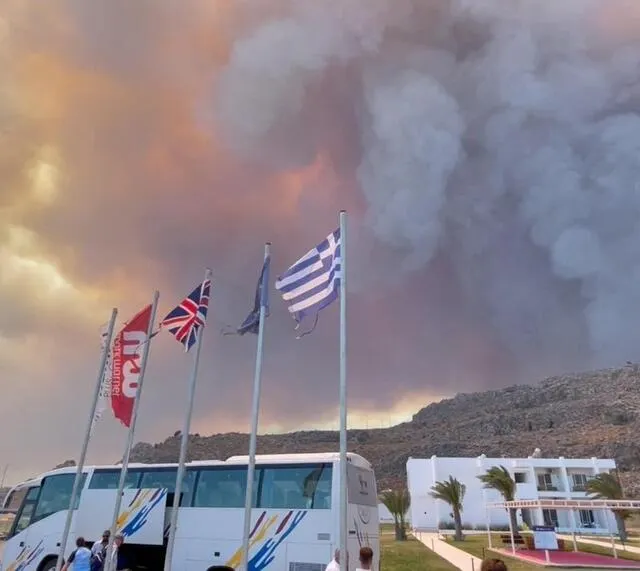 Incendies en Grèce. Des touristes évacués par bateaux de l’île de ...