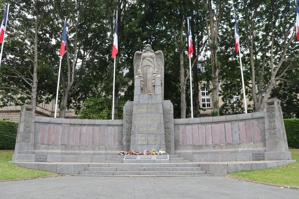Le 15 juillet 1923, le monument aux morts de Saint-Brieuc était ...