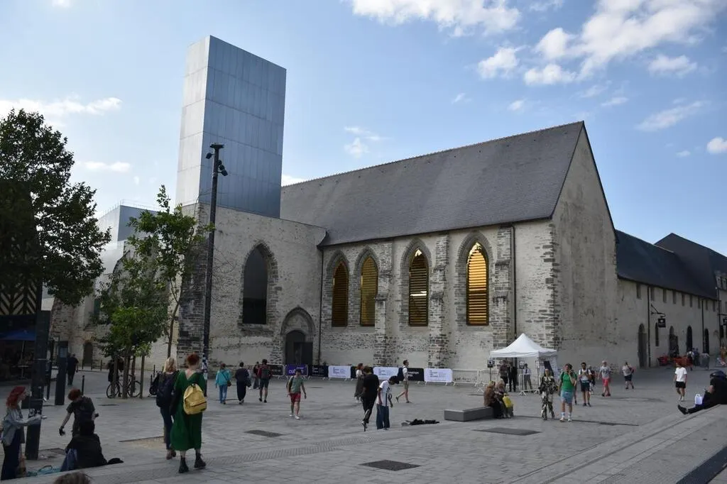 À Rennes, « la place Sainte-Anne a toujours eu un caractère populaire ...