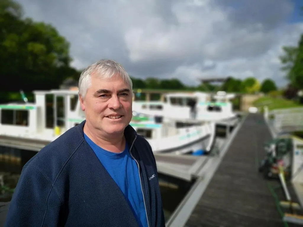 Tourisme. Au fil de l’eau, en bateau de location, sur le canal de ...