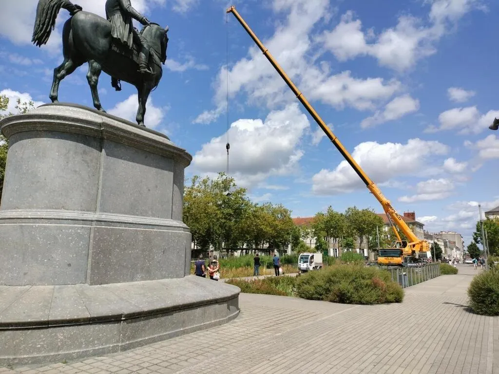 Le dromadaire de la Place Napoléon de retour de rénovation à La Roche-sur-Yon - La Roche sur Yon ...