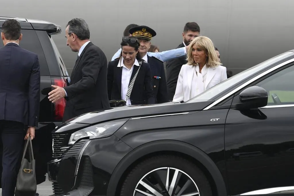 Avant leur visite en Normandie, Brigitte Macron et Jill Biden viennent ...