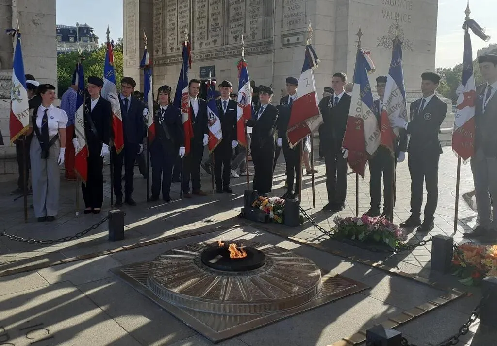 Lors du défilé du 14 juillet, ce jeune porte-drapeau de 18 ans a ...