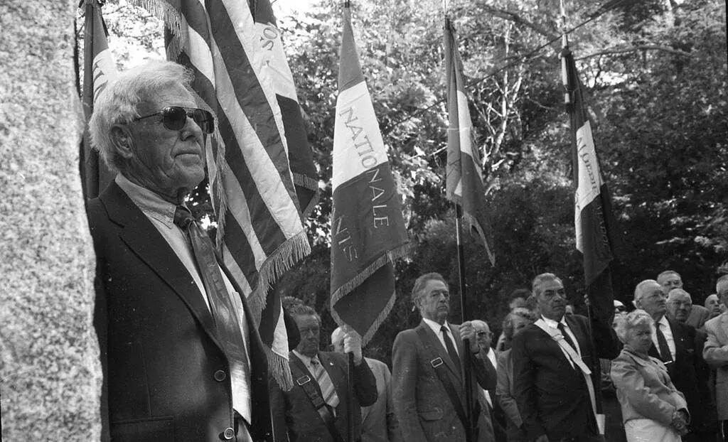 En 1943, cet aviateur a survécu à une chute de 6 000 mètres au-dessus ...