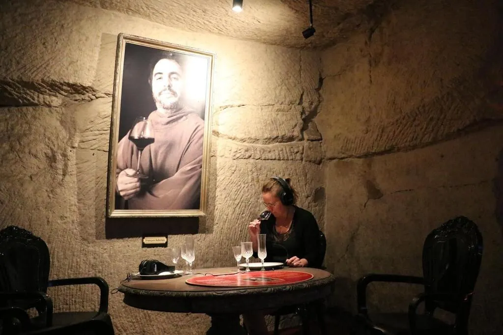 Voyage viticole en cave avec le parcours œnotouristique La Maison ...