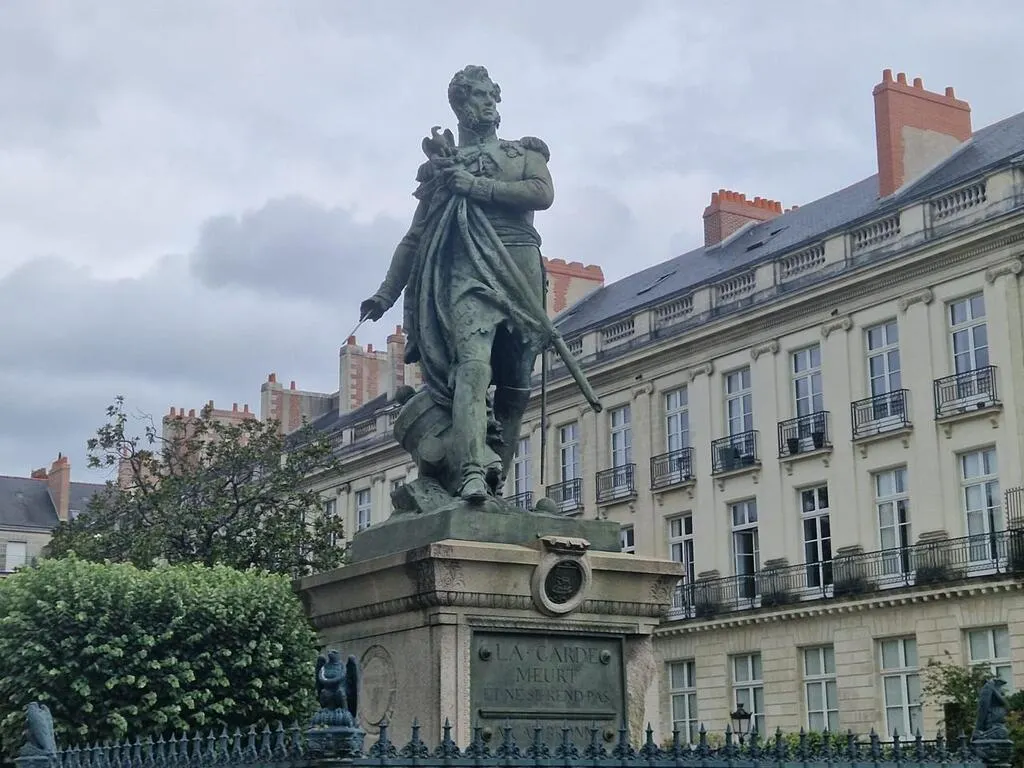 À Nantes, la statue du général Cambronne, célèbre en un seul mot ...