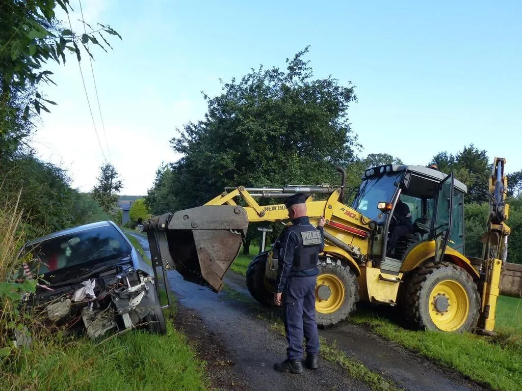 Il abandonne l’épave de sa voiture sur la route, la mairie la redépose ...