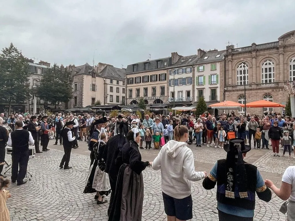 Le bagad Ar Re Goz ravit les touristes sur la place Saint-Corentin à ...