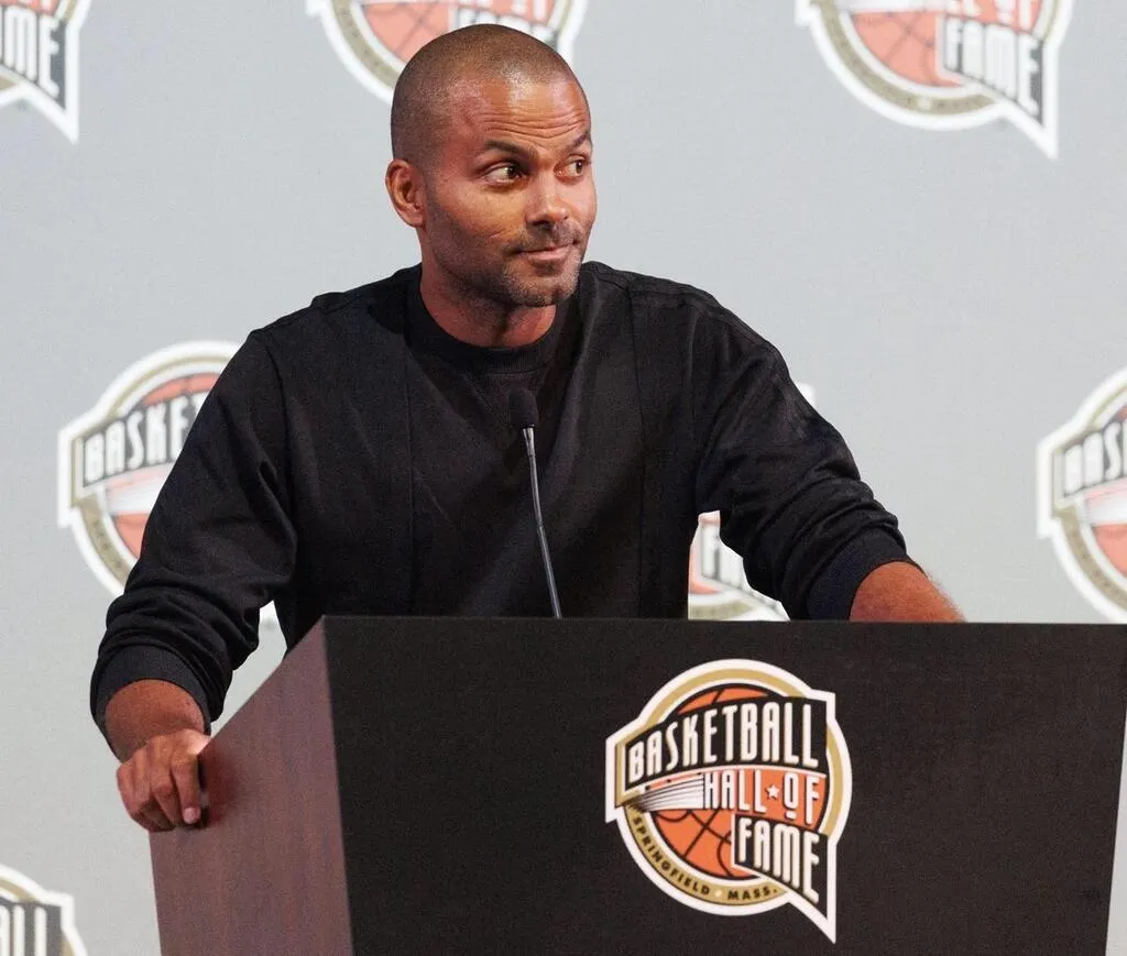 EN IMAGES. Veste orange, bague… Tony Parker se prépare à faire son ...