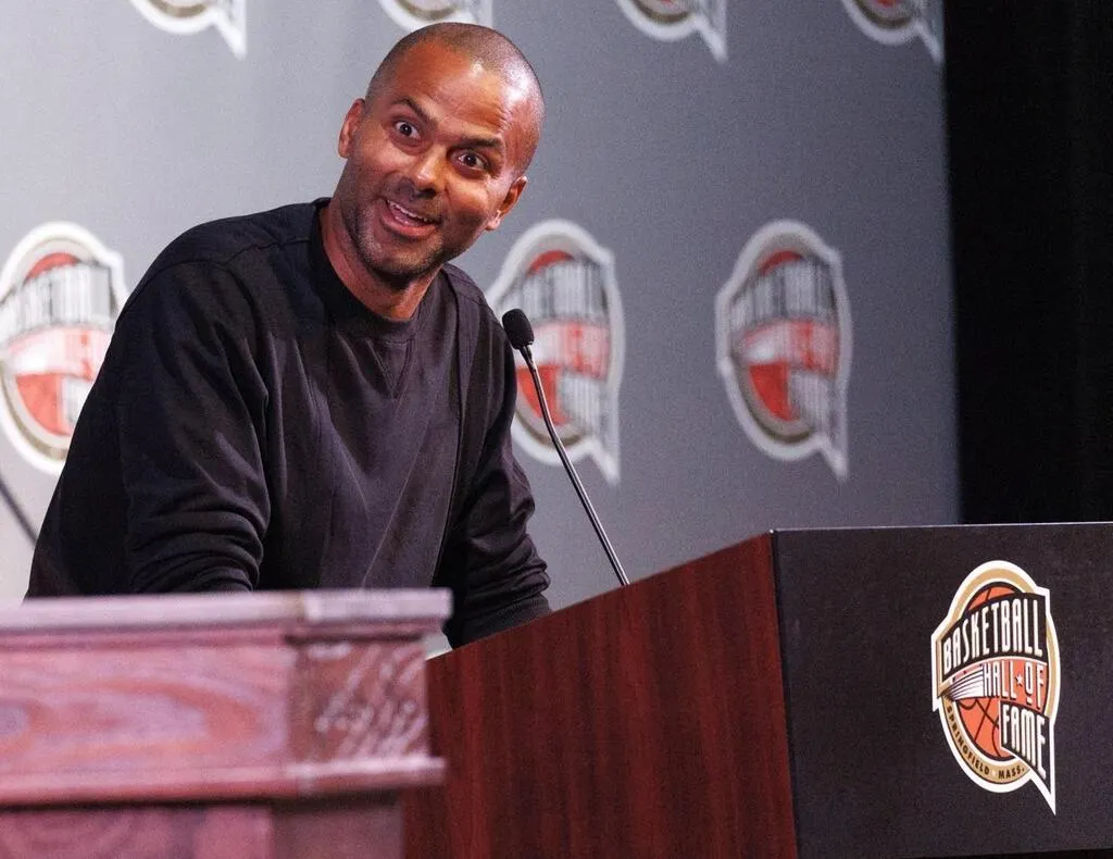 EN IMAGES. Veste orange, bague… Tony Parker se prépare à faire son ...