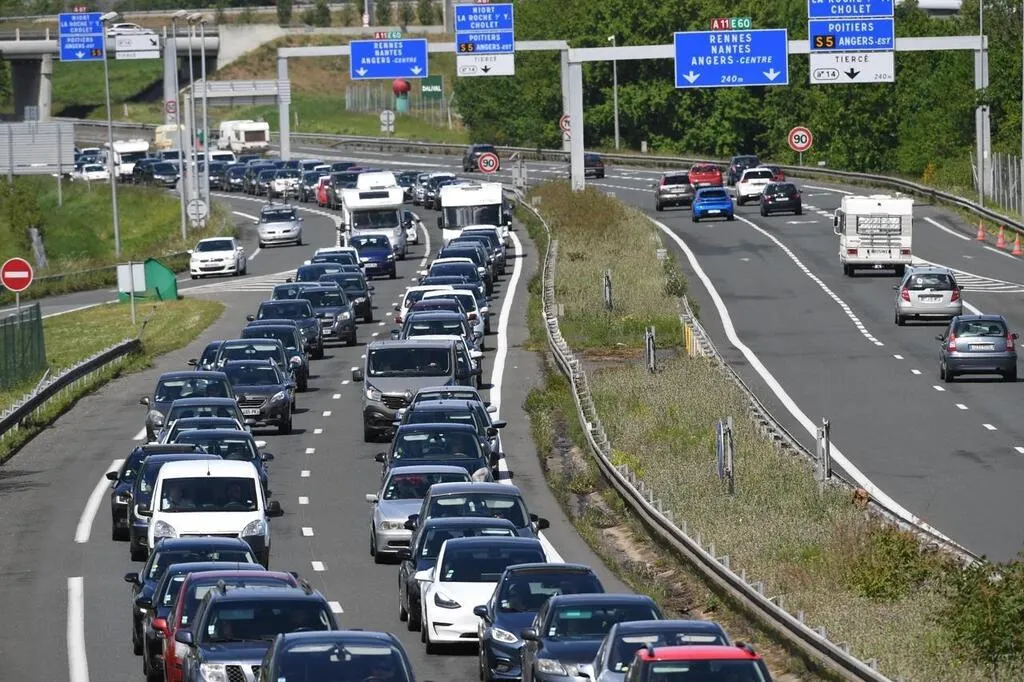 Week-end du 15 août. Une circulation difficile sur l’autoroute A11 près ...