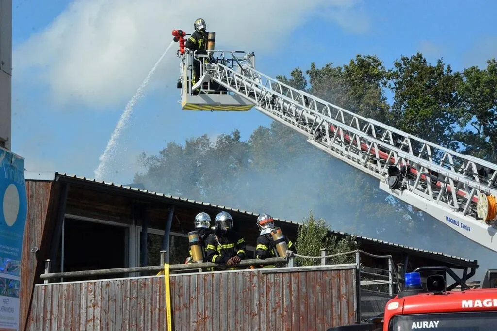 VIDÉOS. À La Trinité-sur-Mer, le chantier naval ANT détruit par le feu ...