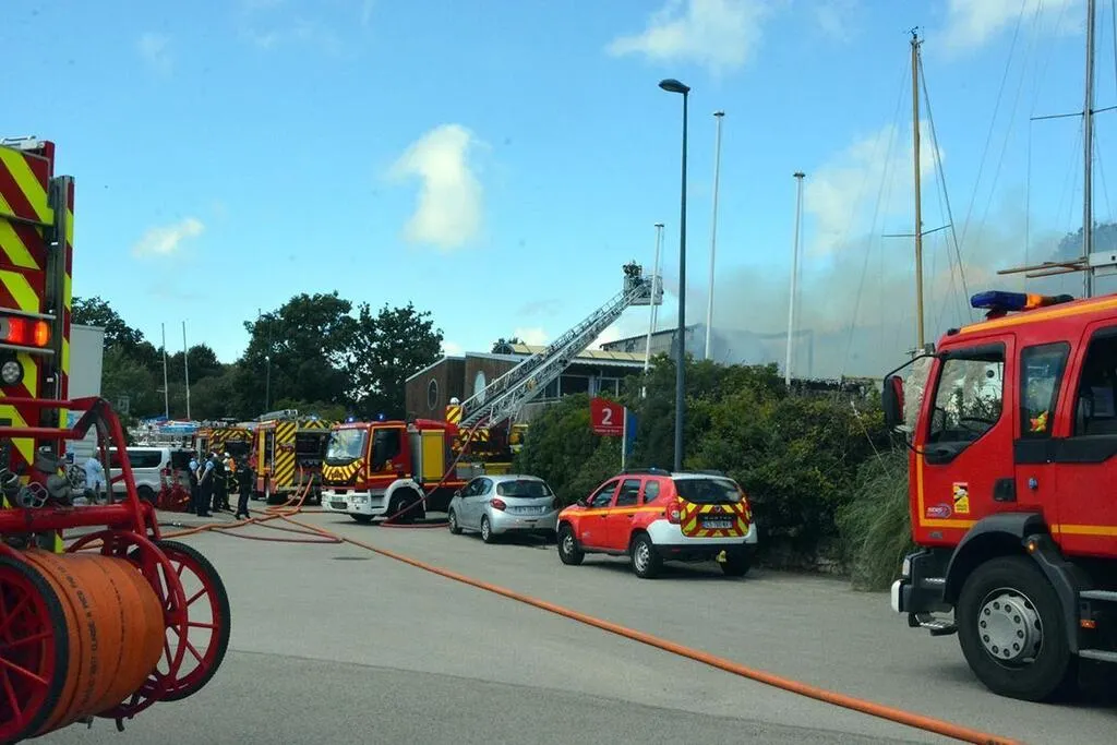 VIDÉOS. À La Trinité-sur-Mer, le chantier naval ANT détruit par le feu ...