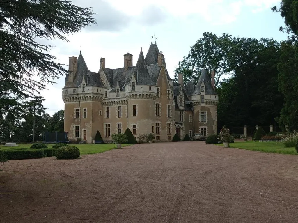 Luché-Pringé : petite cité de caractère réunie autour de deux bourgs ...