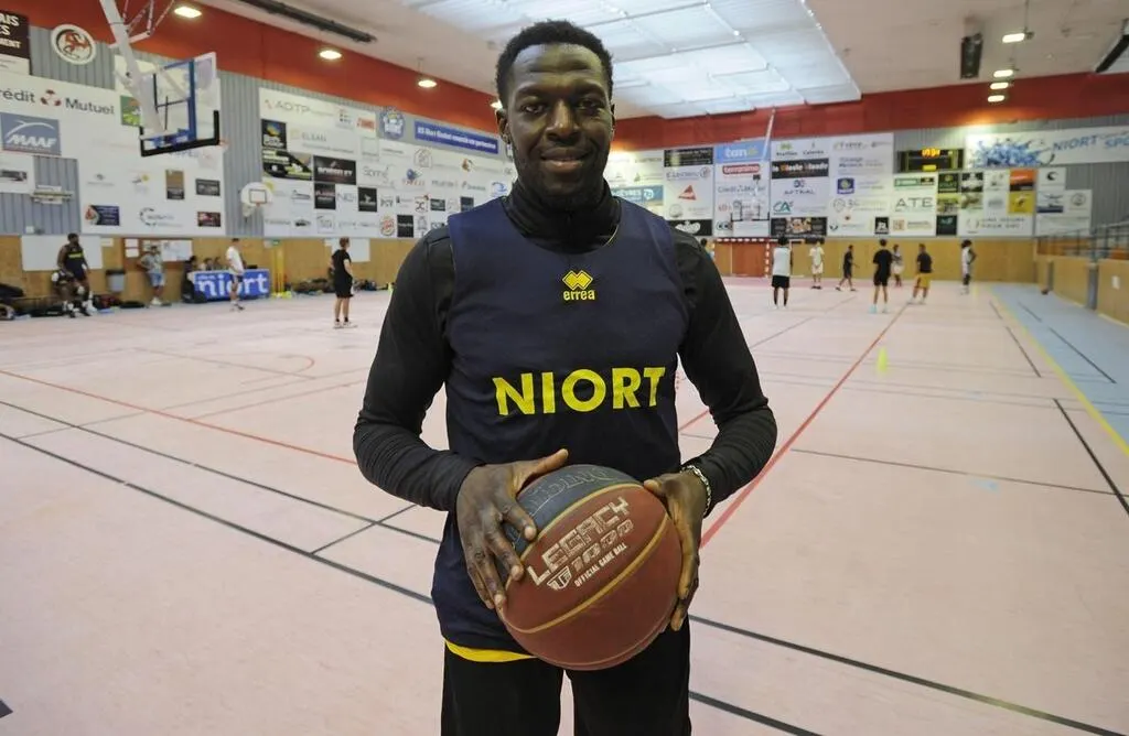 Basket-ball – Nationale 2 masculine. L’ancien Bressuirais Ribar Baïkoua ...