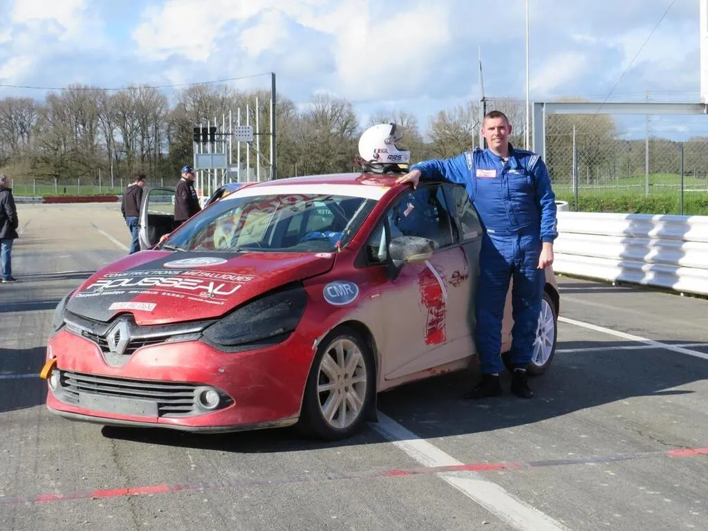 Quentin Le Bail, de Bruz, près de Rennes, participe au rallycross de ...