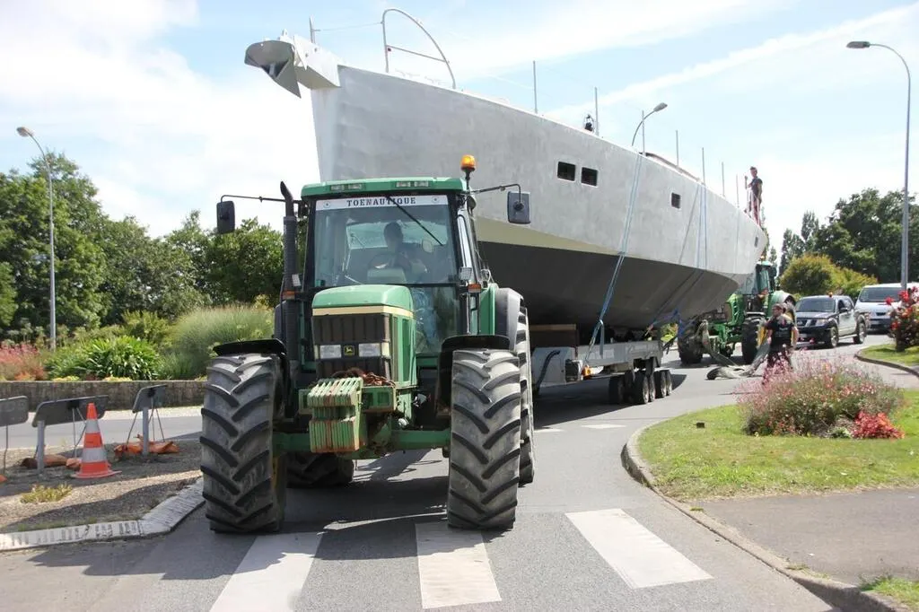 À Tréguier, un convoi exceptionnel pour un voilier Boréal de 21 m ...