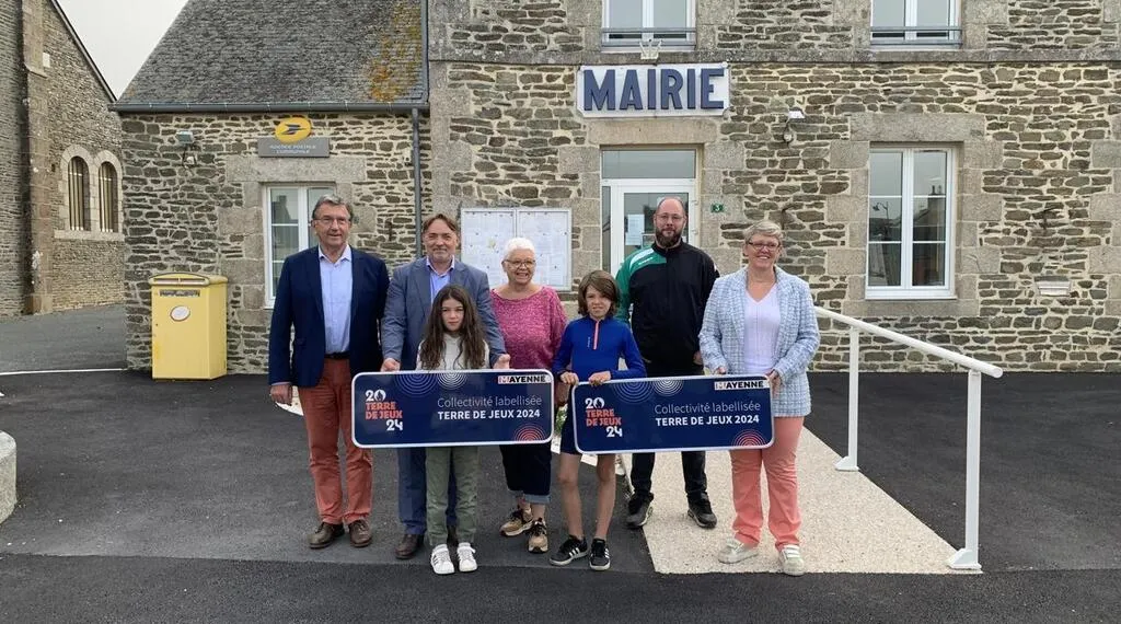La commune de Saint-Aignan-de-Couptrain a reçu ses panneaux Terre de ...