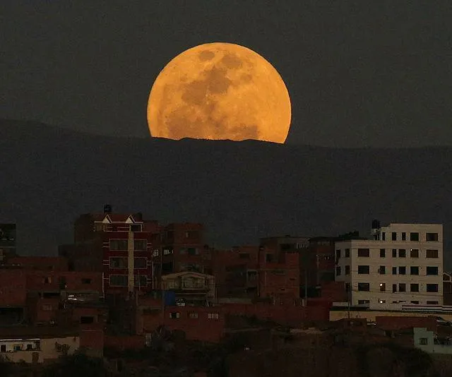 EN IMAGES. Une « super Lune bleue » a illuminé le ciel pour la dernière ...