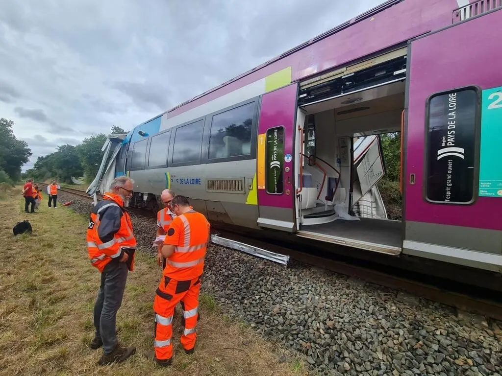Accident de la route à un passage à niveau : le trafic des trains interrompu entre Angers et ...