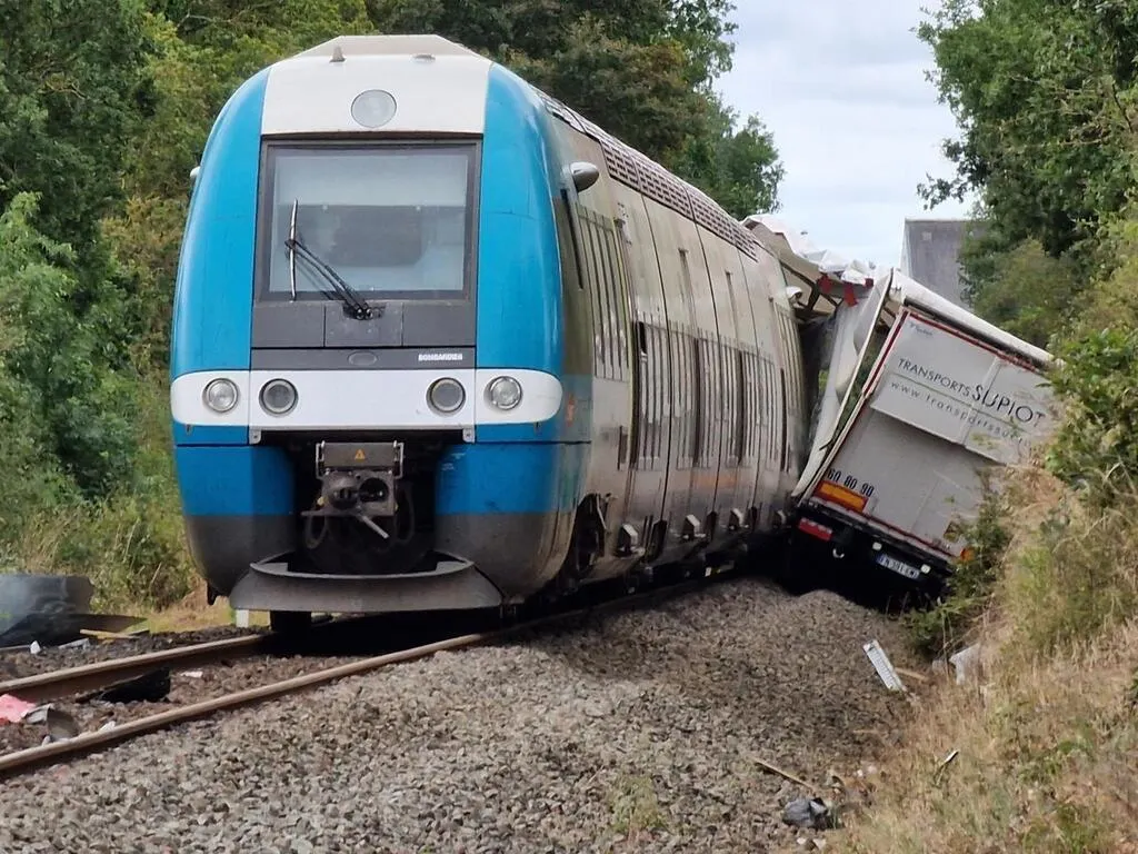 Accident de la route à un passage à niveau : le trafic des trains interrompu entre Angers et ...