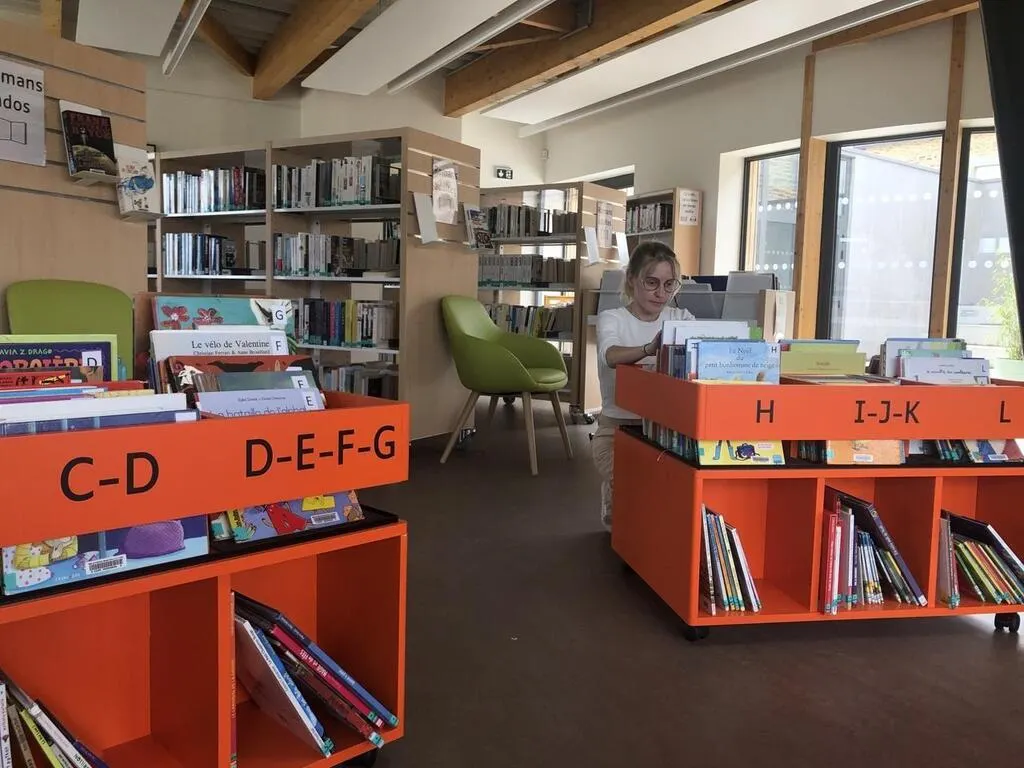 Dans cette petite bibliothèque bretonne, on peut accéder à 700 000 ...