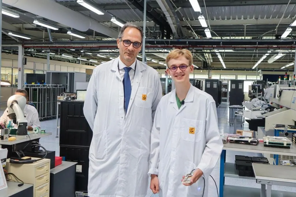 Inventeur d’un téléphone à 16 ans, il visite une entreprise de cartes ...