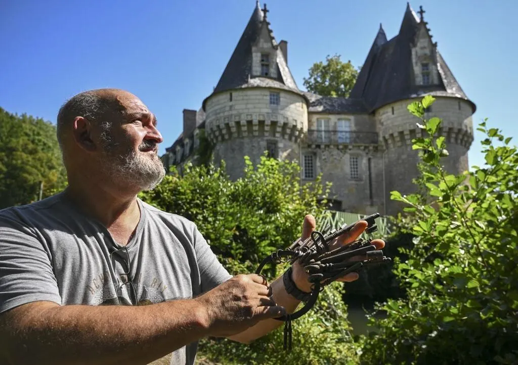 Au château de Bazouges, Daniel est un peu le maître des clefs - Le Mans.maville.com