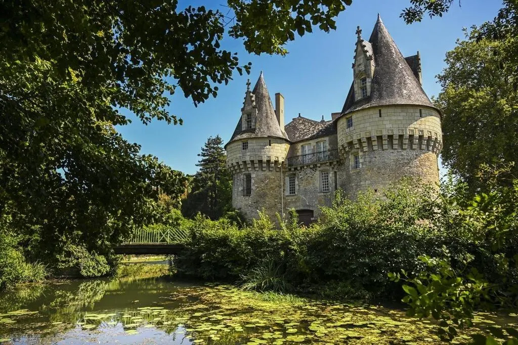 Au château de Bazouges, Daniel est un peu le maître des clefs - Le Mans.maville.com