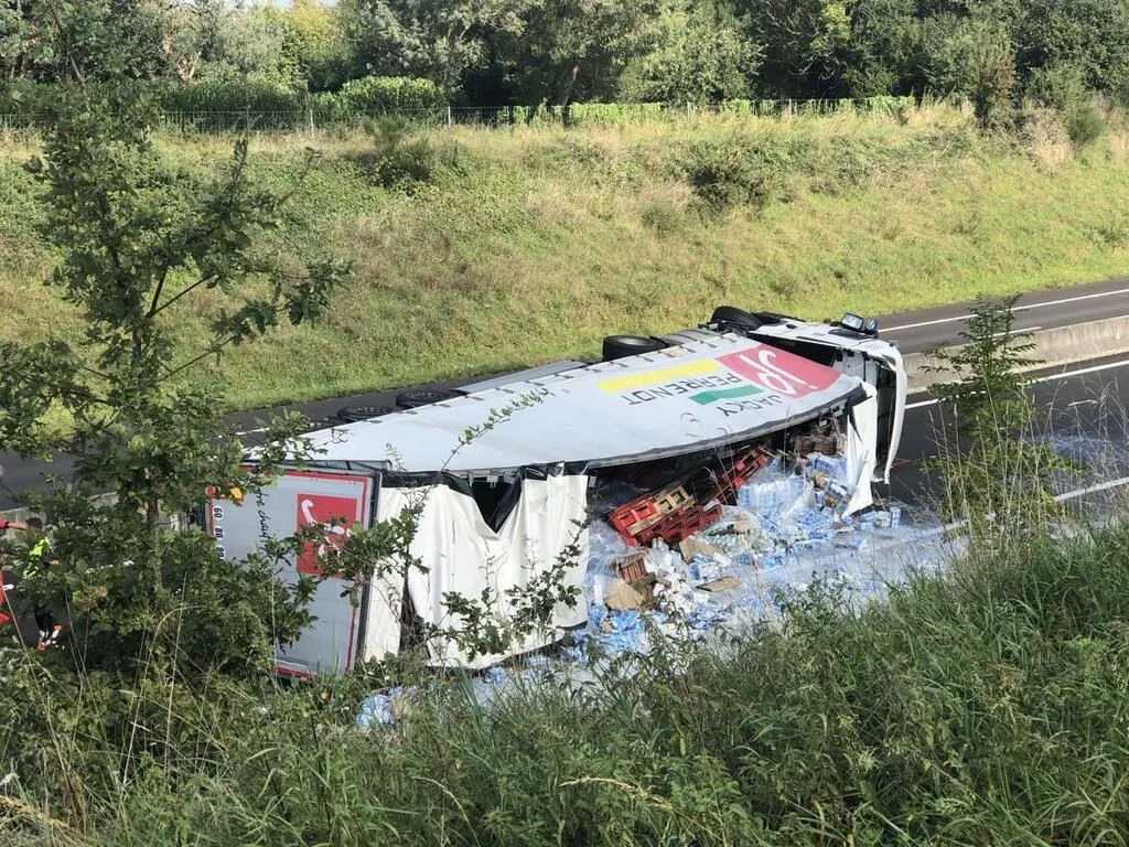Un poids lourd se couche sur l’A28, l’autoroute coupée toute la journée dans le sens - Le Mans ...