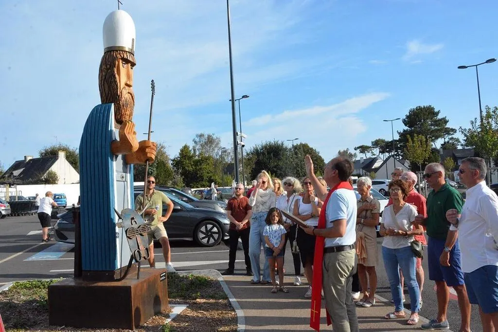 Super U de Carnac. La statue de saint Cornély, installée sur le parking ...