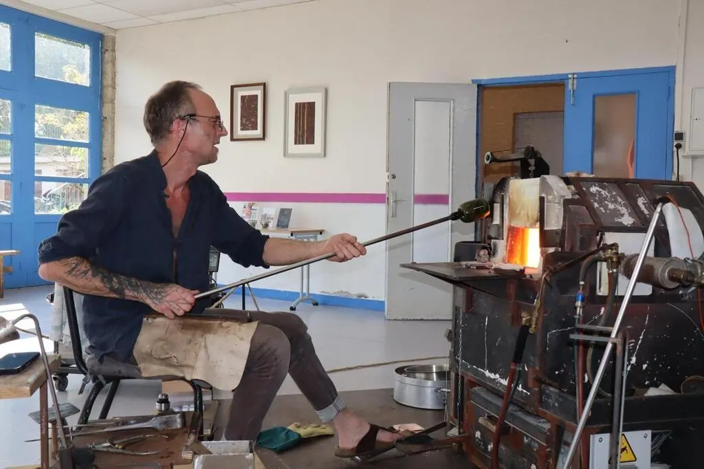 Dans son atelier, Lucile Viaud fait vivre la magie de la verrerie à ...