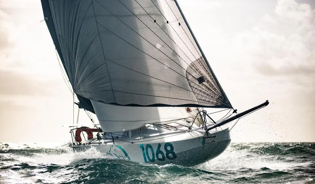 Mini Transat : à Concarneau, IDB Marine gonfle ses voiles avec les Maxi ...