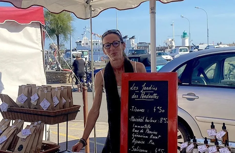 Au marché de l’Île-d’Yeu, Isabelle Chailan fait connaître les Jardins ...