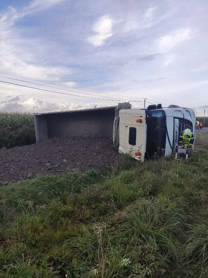 En Mayenne, un camion transportant des gravats se renverse : la ...