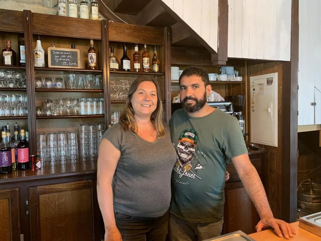 « Ici tout le monde se fréquente » : ce couple a repris le bar ...